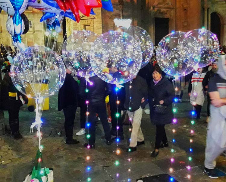 Los globos LED, el auténtico pelotazo de estos carnavales – LA AZOTEA ...
