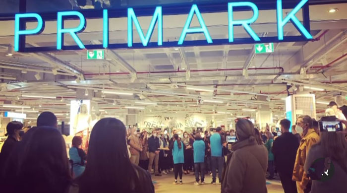 La curiosa inauguración de Primark en Bahía Sur con carnaval de fondo ...