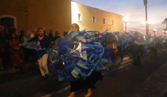 El Levante desluce el pasacalles del Cádiz Fenicia que reúne a mucho ...