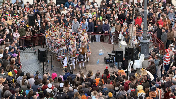 El carnaval estalla en la calle en un sábado libre de nubes y el pregón ...